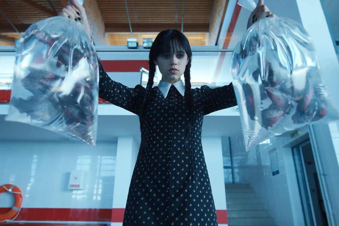 Wednesday (Staffel 1) – Ein Händchen für komischen Grusel